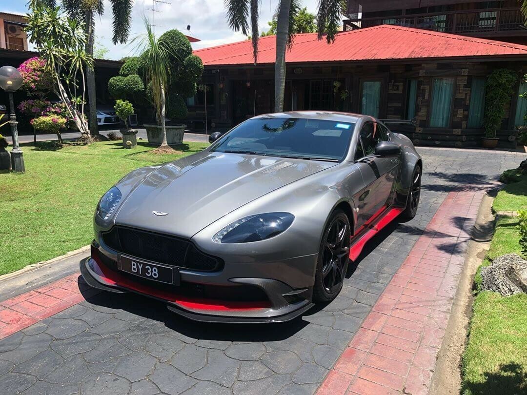 ECR - Aston Martin Vantage GT8 details